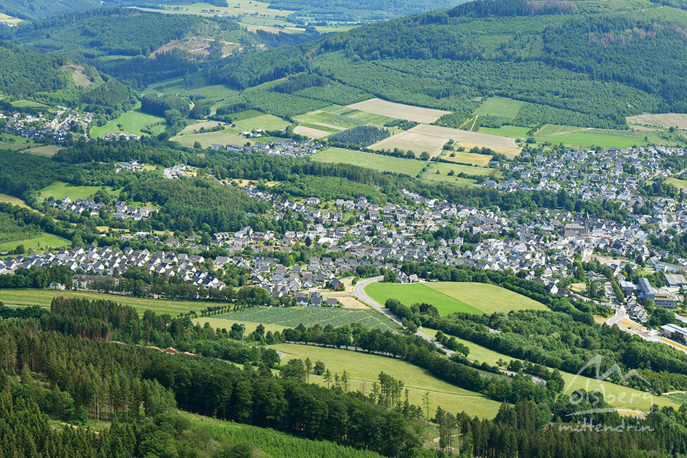 Luftaufnahmen von der Stadt Olsberg im Juni 2021